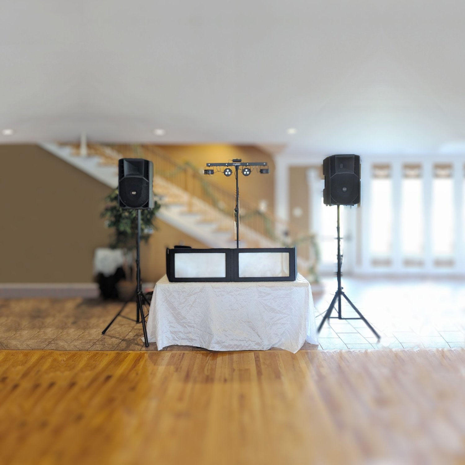 What's the difference between Basic DJ Setup (Table Facade), Standard ...