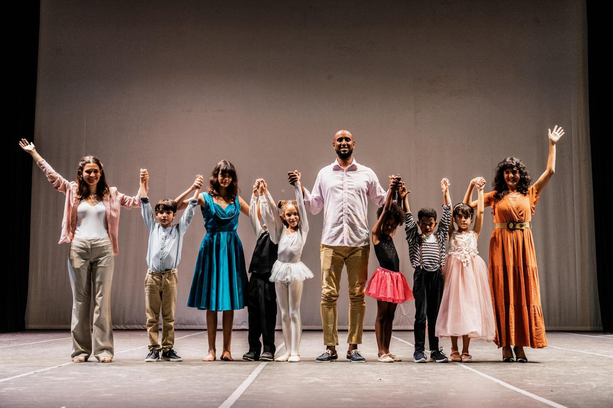 Hispanic/Latino Live Theater Troupes — A Hot Set