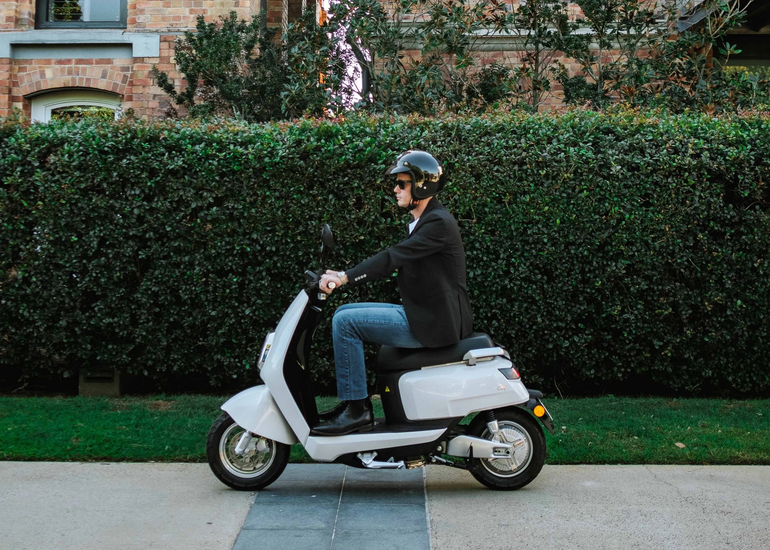 BENZINA ZERO — Electric Mopeds & Scooters