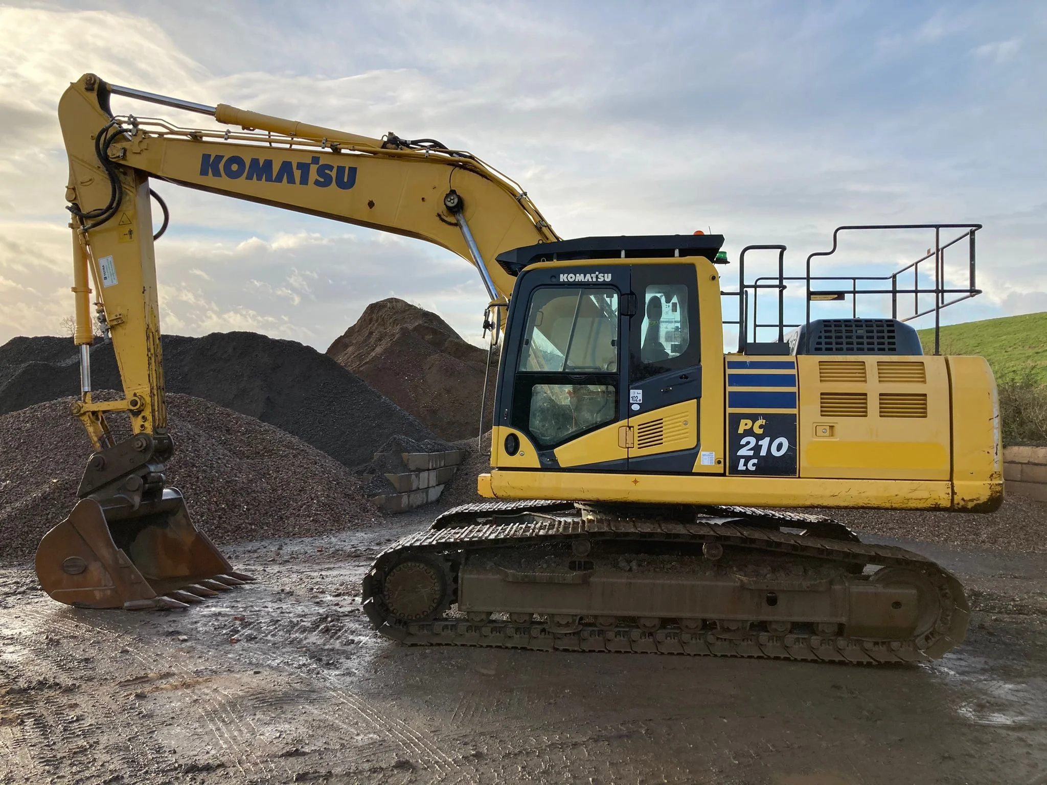 PC210LC-10 *SOLD* — MC Machinery