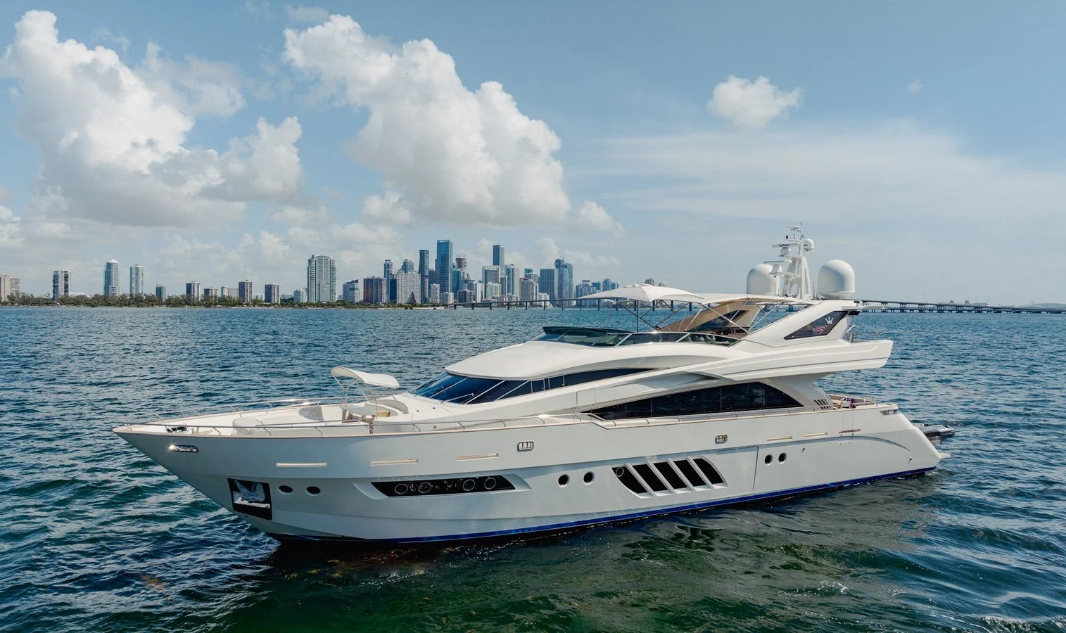 100' Dominator Mega Yacht | Miami — Aqua Experiences | Yacht Charters ...