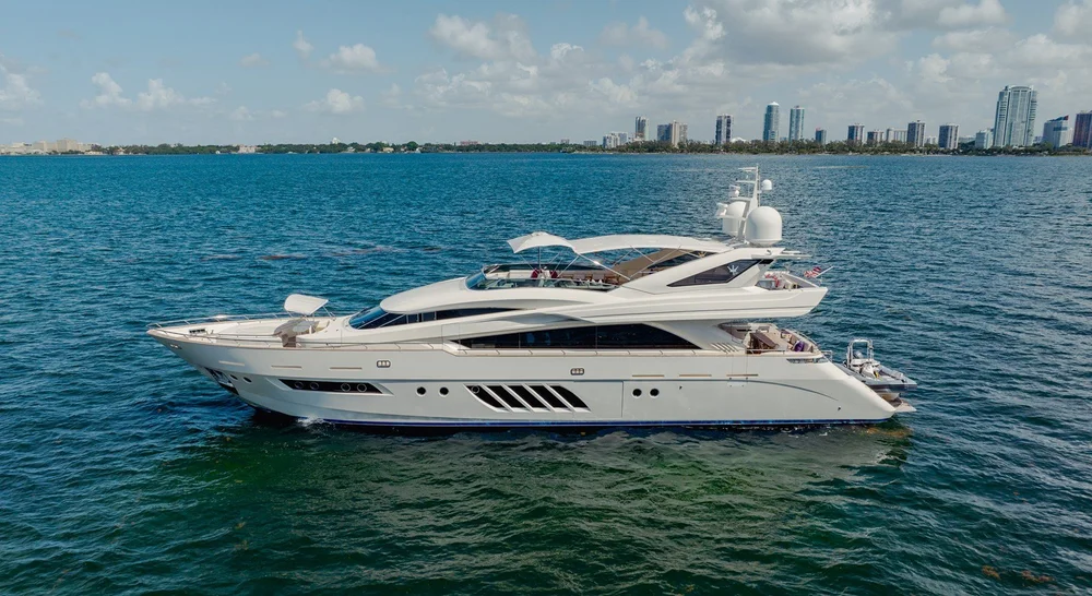 100' Dominator Mega Yacht | Miami — Aqua Experiences | Yacht Charters ...