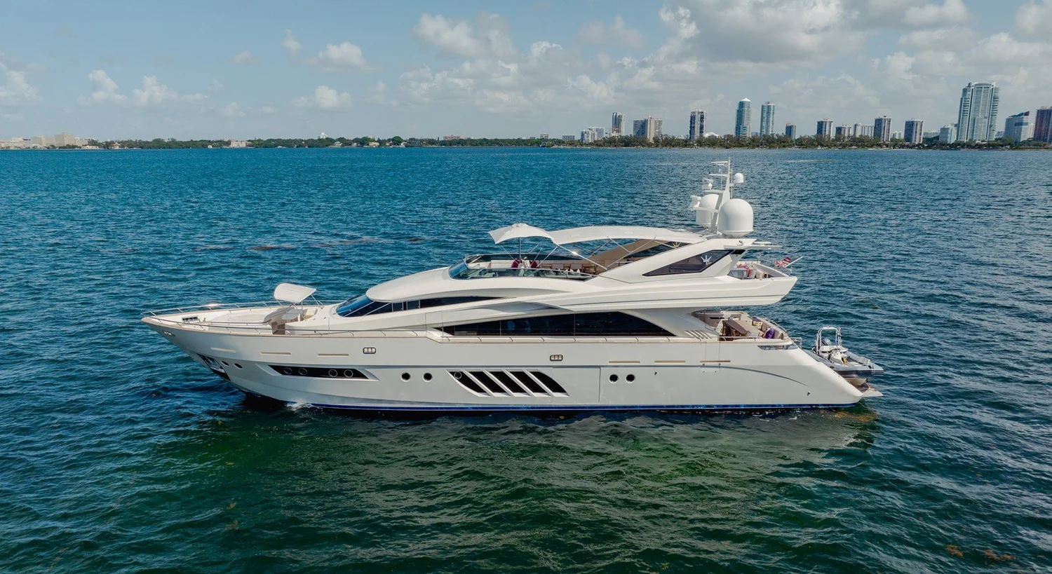 100' Dominator Mega Yacht | Miami — Aqua Experiences | Yacht Charters ...