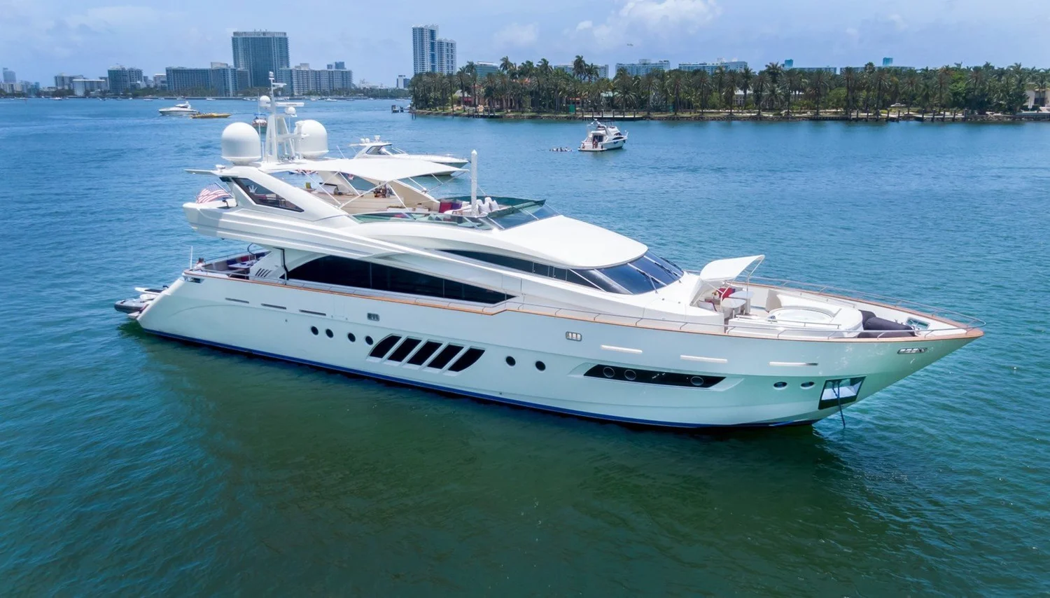 100' Dominator Mega Yacht | Miami — Aqua Experiences | Yacht Charters ...