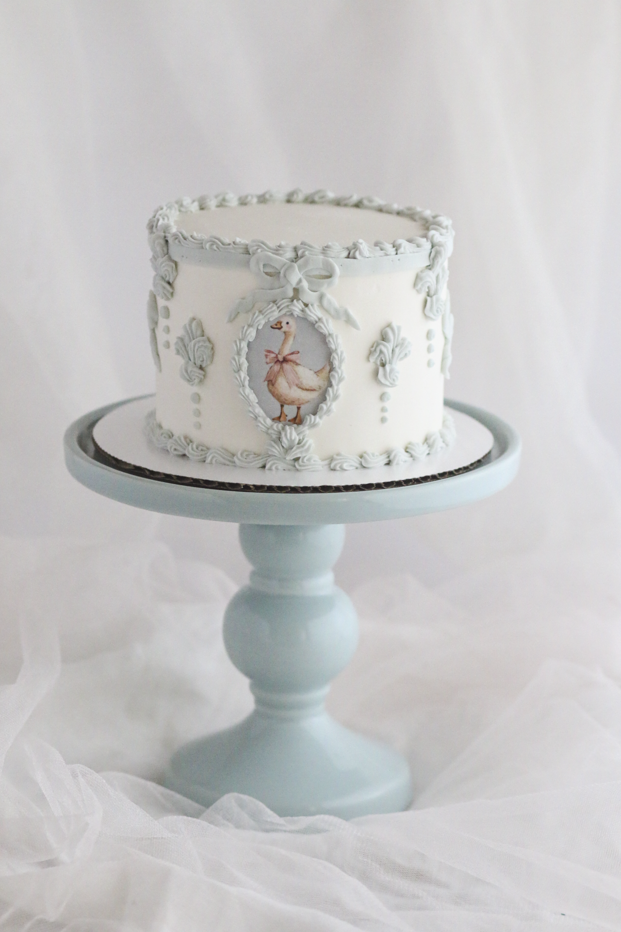 Silly Goose pastel mini cakes, vintage buttercream cameo cake — Rose ...