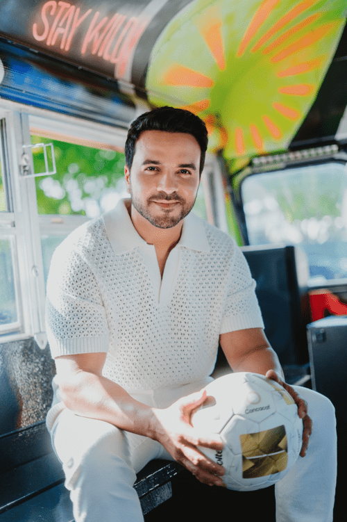 LUIS FONSI ELEVA LA MÚSICA Y EL DEPORTE A LO MÁS ALTO CON "TOCANDO EL ...