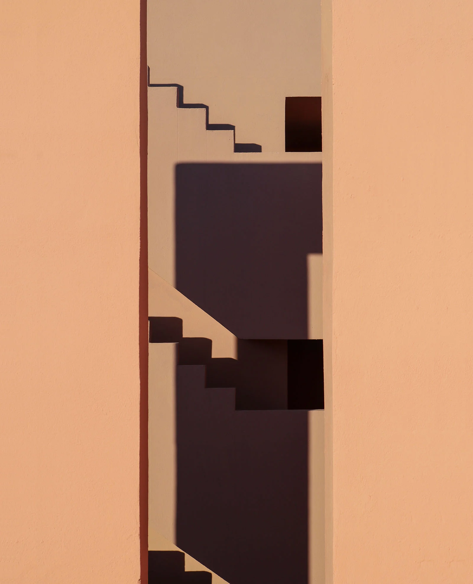 Tekla Evelina Severin Finds the Lines in Color Overload and Bold Settings