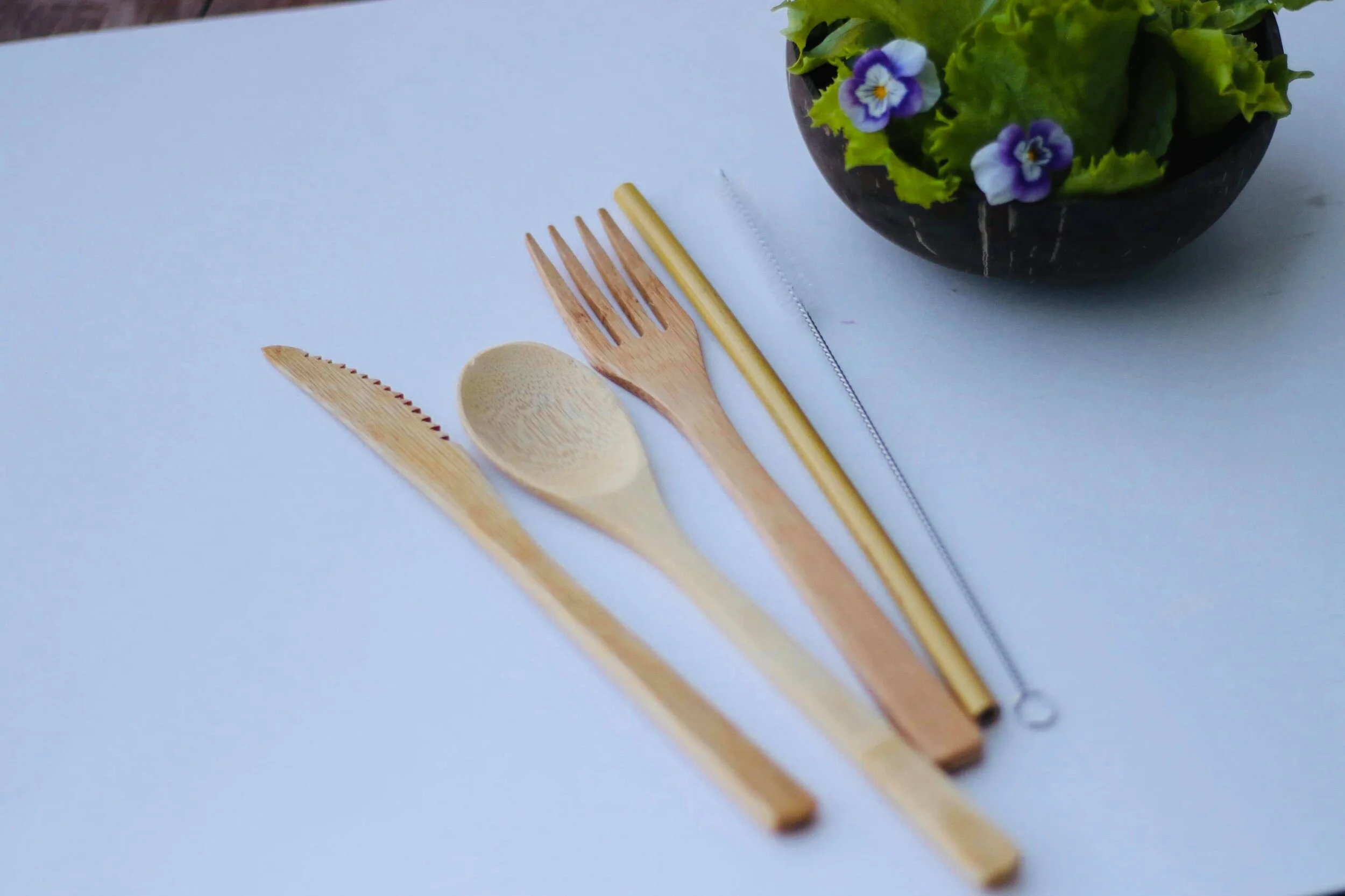 Ensemble d’ustensiles et d’une paille en bambou — Zero &co. Ensemble d’ustensiles et d’une paille en bambou — Zero &co.