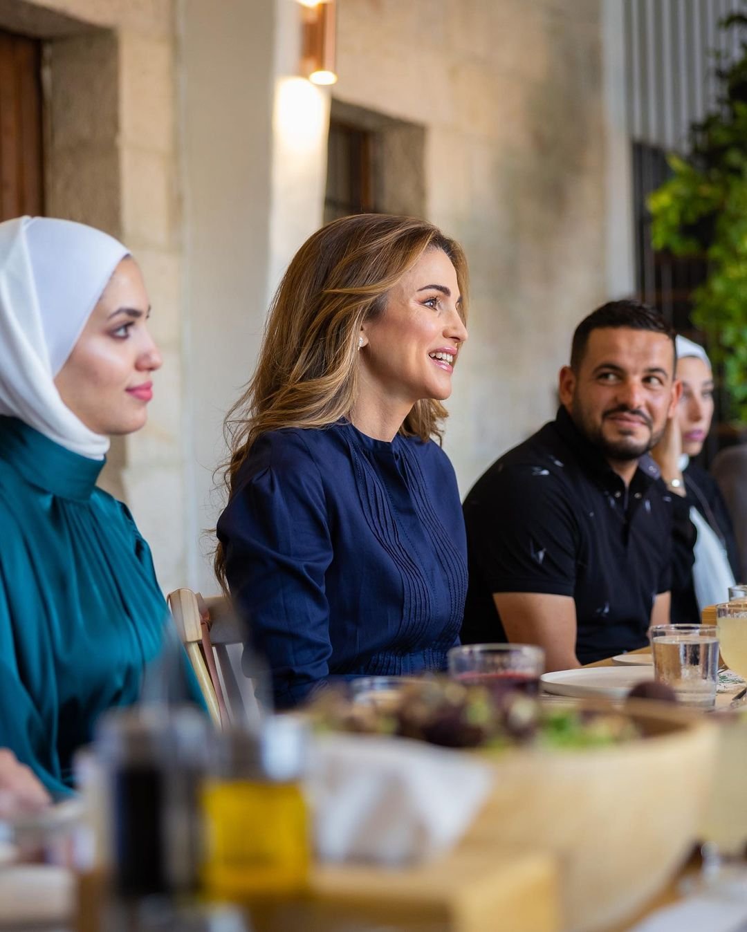 Queen Rania Meets with Members of Shabab42 Foundation — Royal Portraits ...