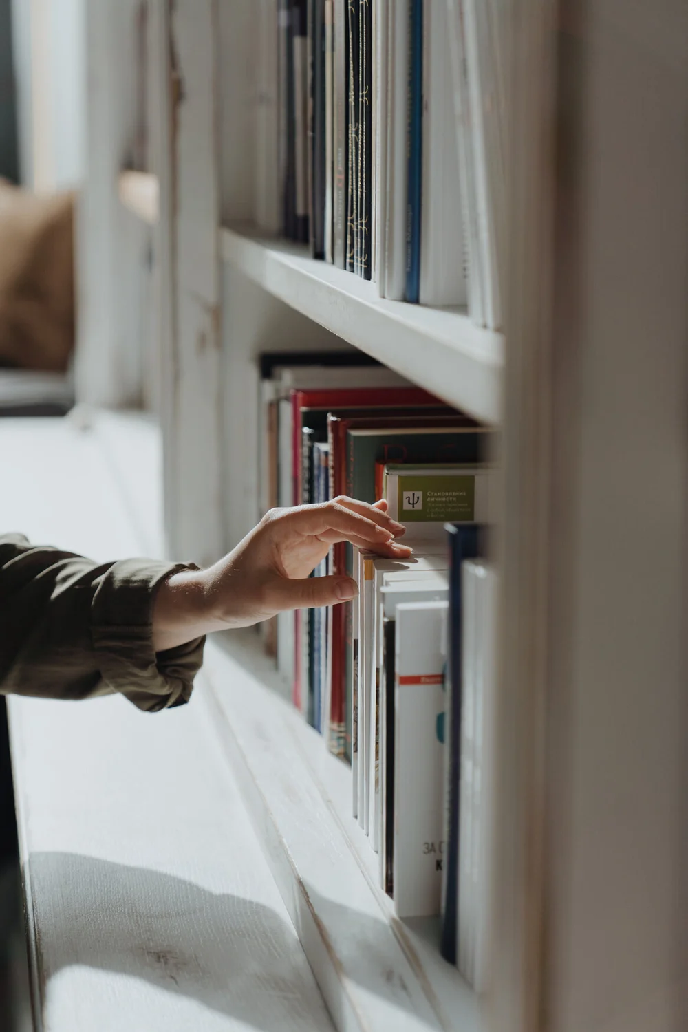 5 Easy Books in English That You’ll Actually Enjoy — In English With Love
