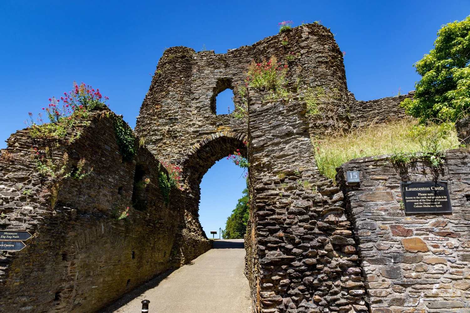 Launceston Castle, an unusual castle once owned by some fascinating ...