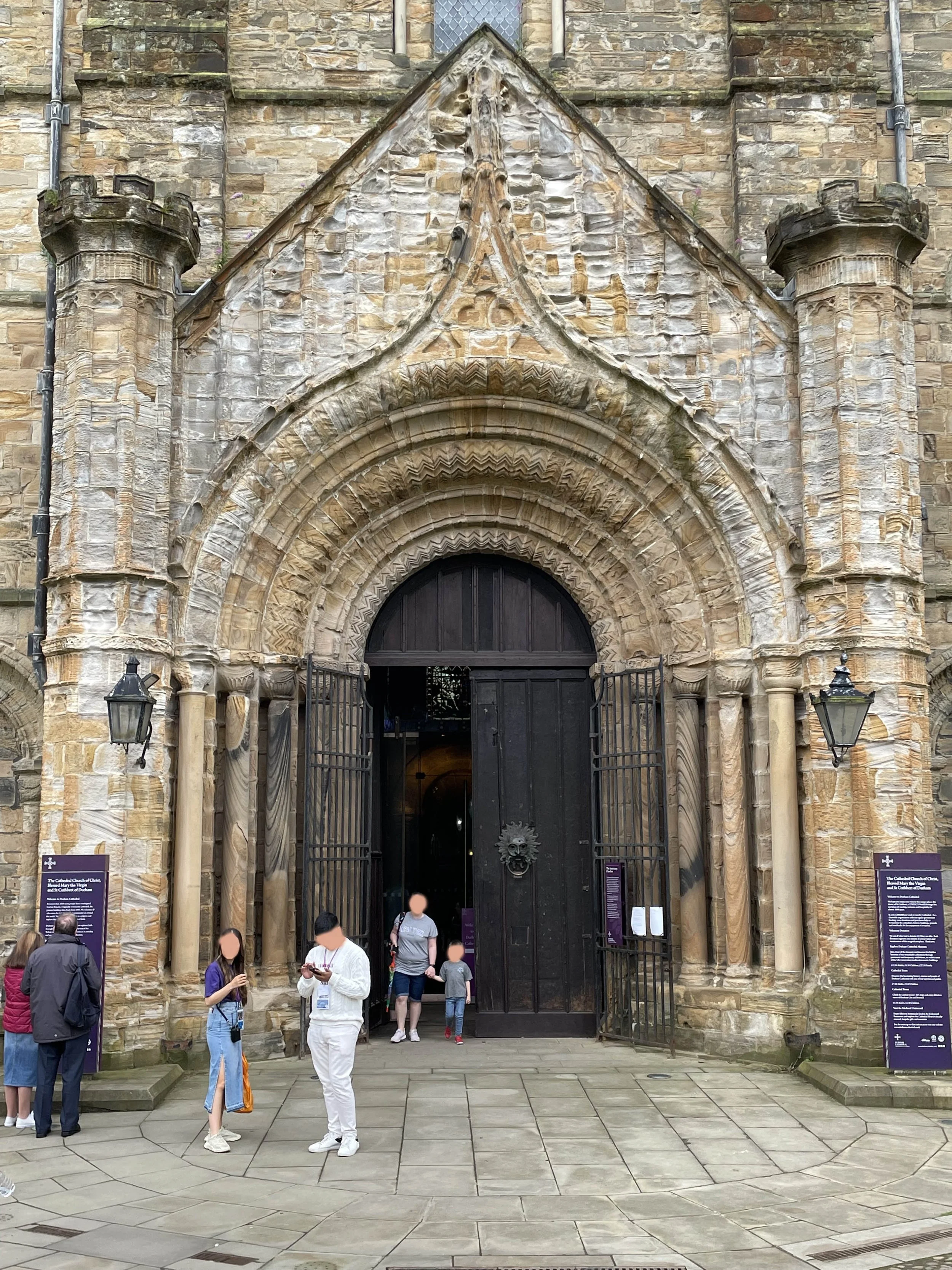 Durham Cathedral; discover this magnificent cathedral, its treasures ...