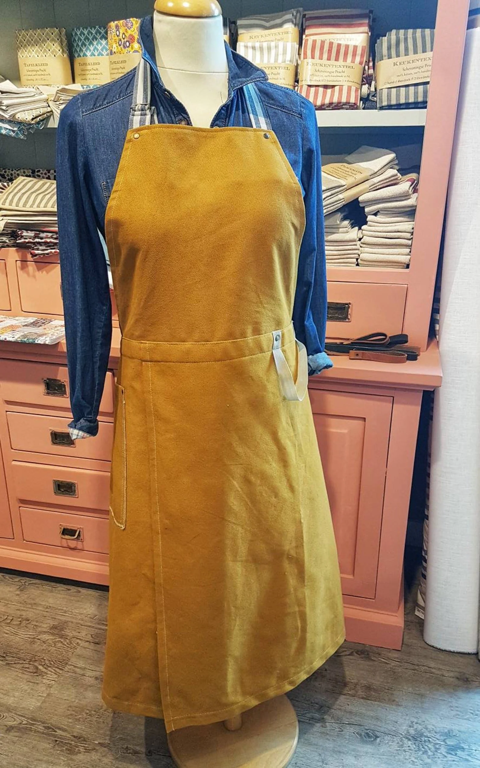 The Best Aprons for Pottery, Ceramics, and Art Studios — The Studio Manager