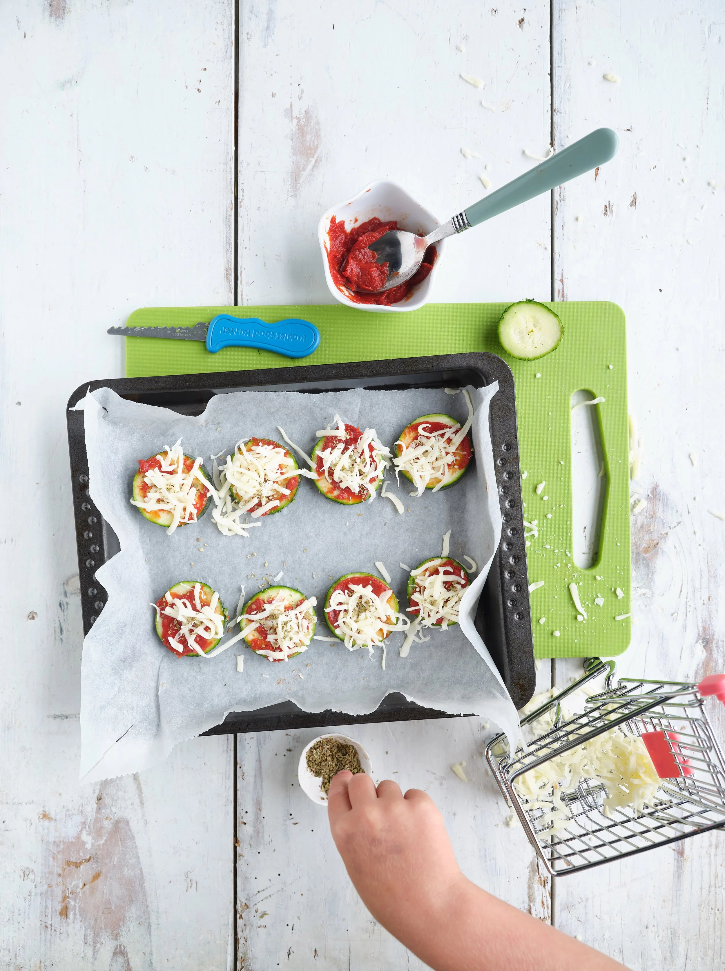 Easy, quick healthy snack the kids will love - courgette pizza bites ...