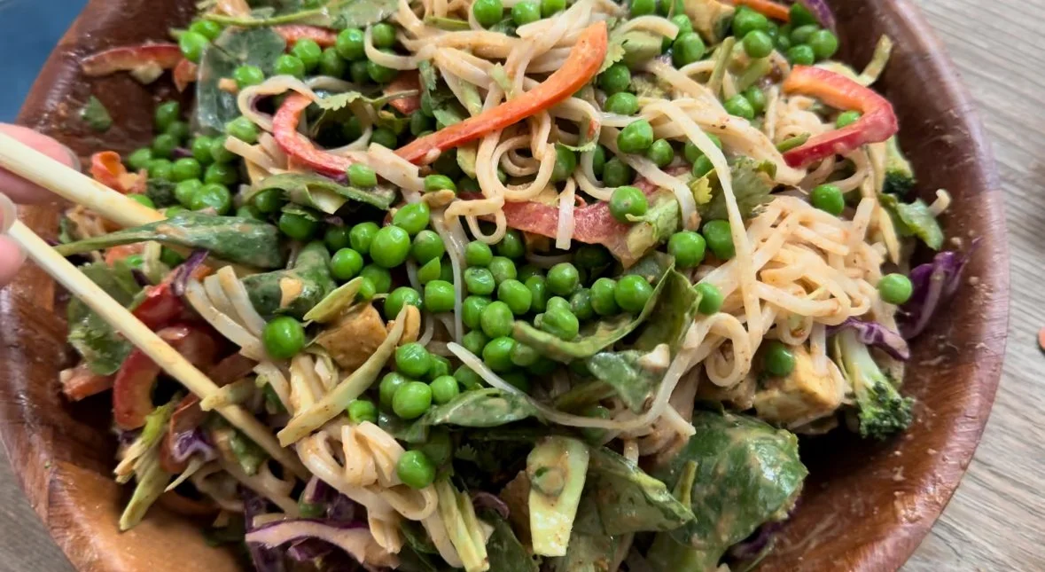 🥦 Organic Vegan Veggie Pad Thai Salad w/ Almond Butter Sauce 🥦🥢 — Pixie ...