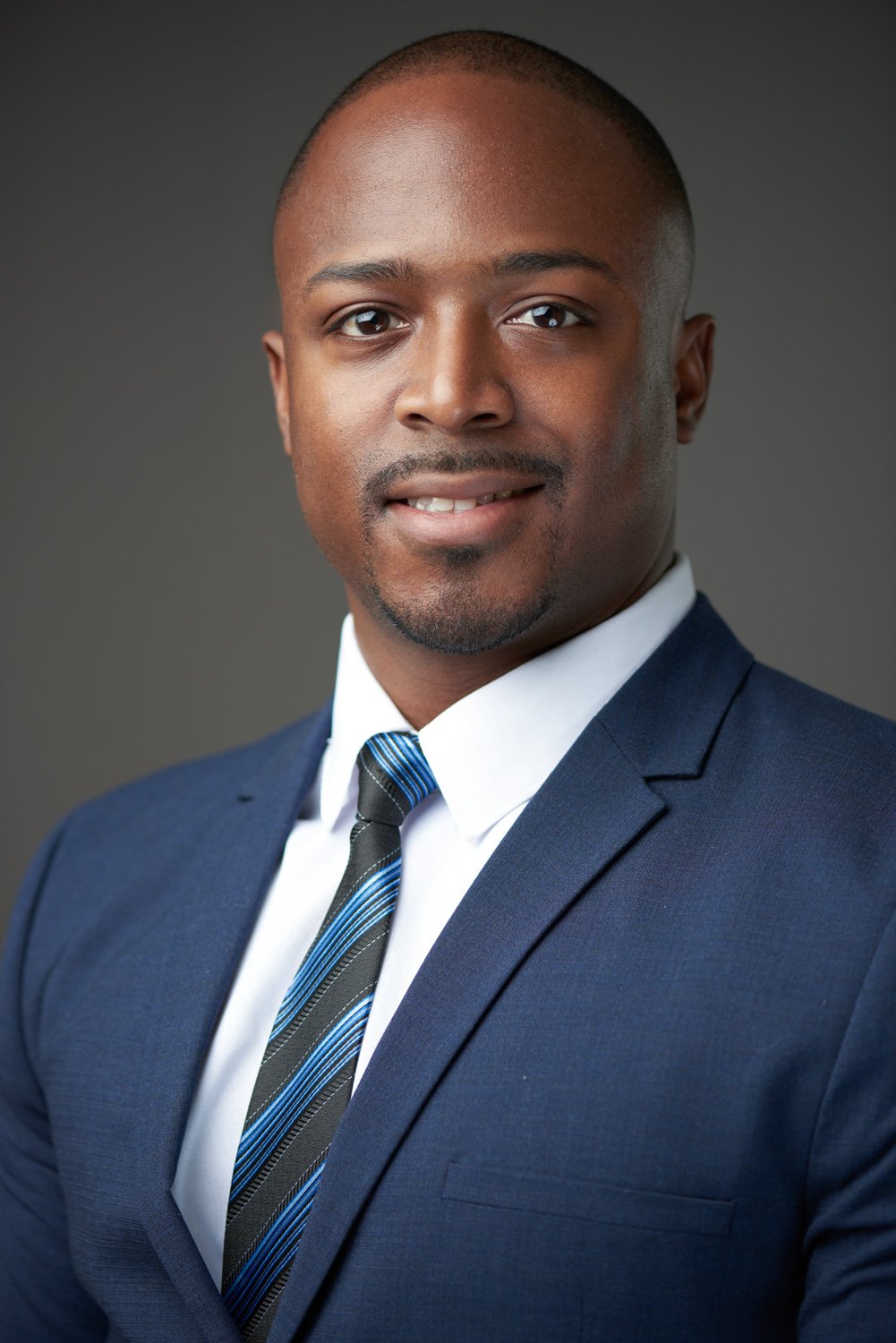 9 Ways of Improving Your Posing for Headshots