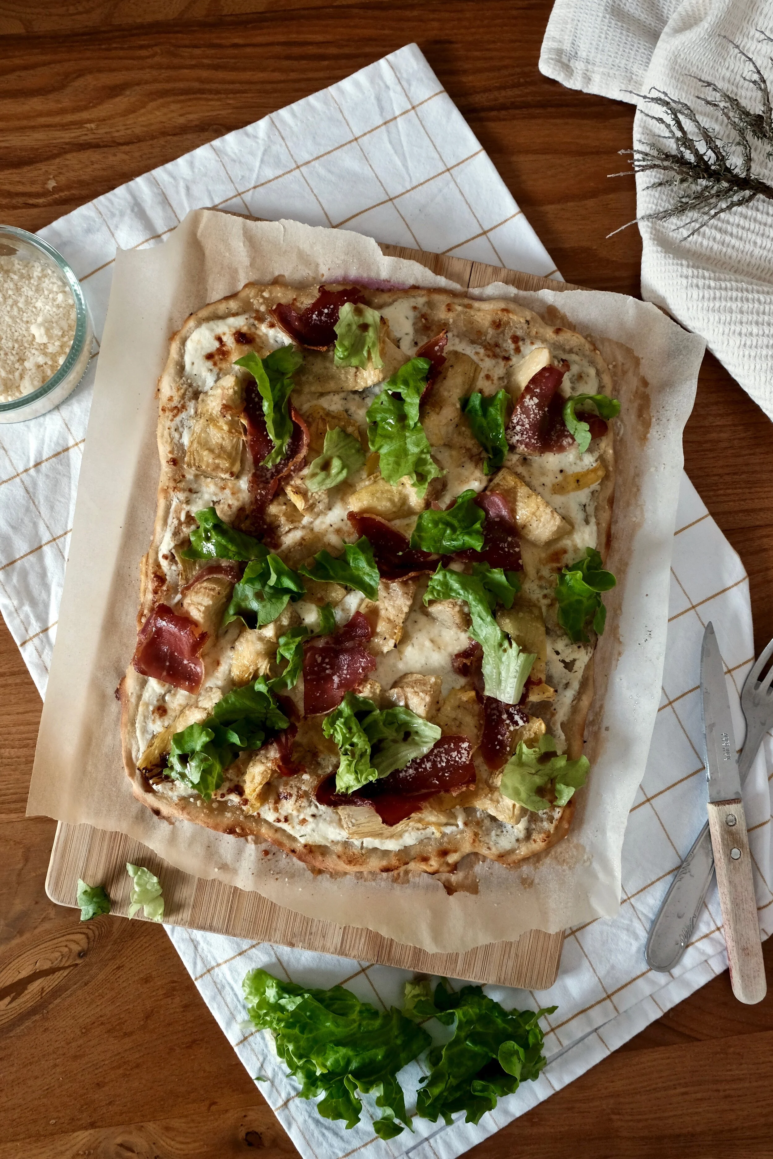 Pizza au levain, artichauts, ricotta, parmesan et jambon sec — Les ...