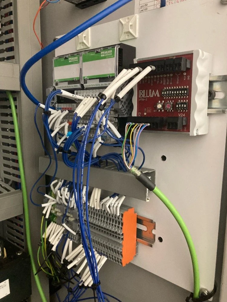 Connecting a Cobot to a Vintage CNC Mill — MachiningBlog.com