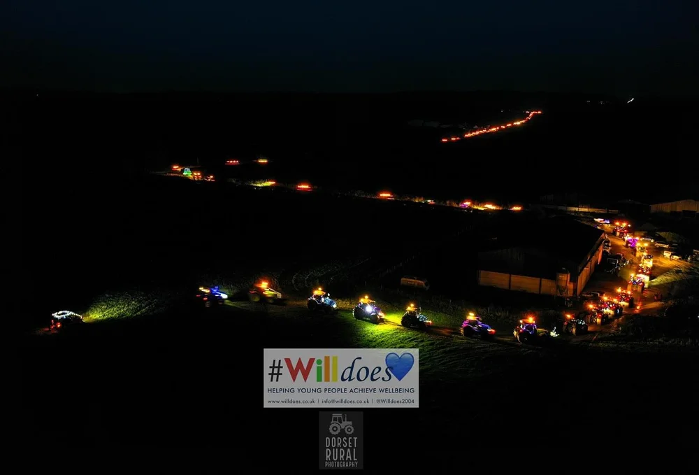 Festive tractor parade held in Dorset for #Willdoes — #WillDoes
