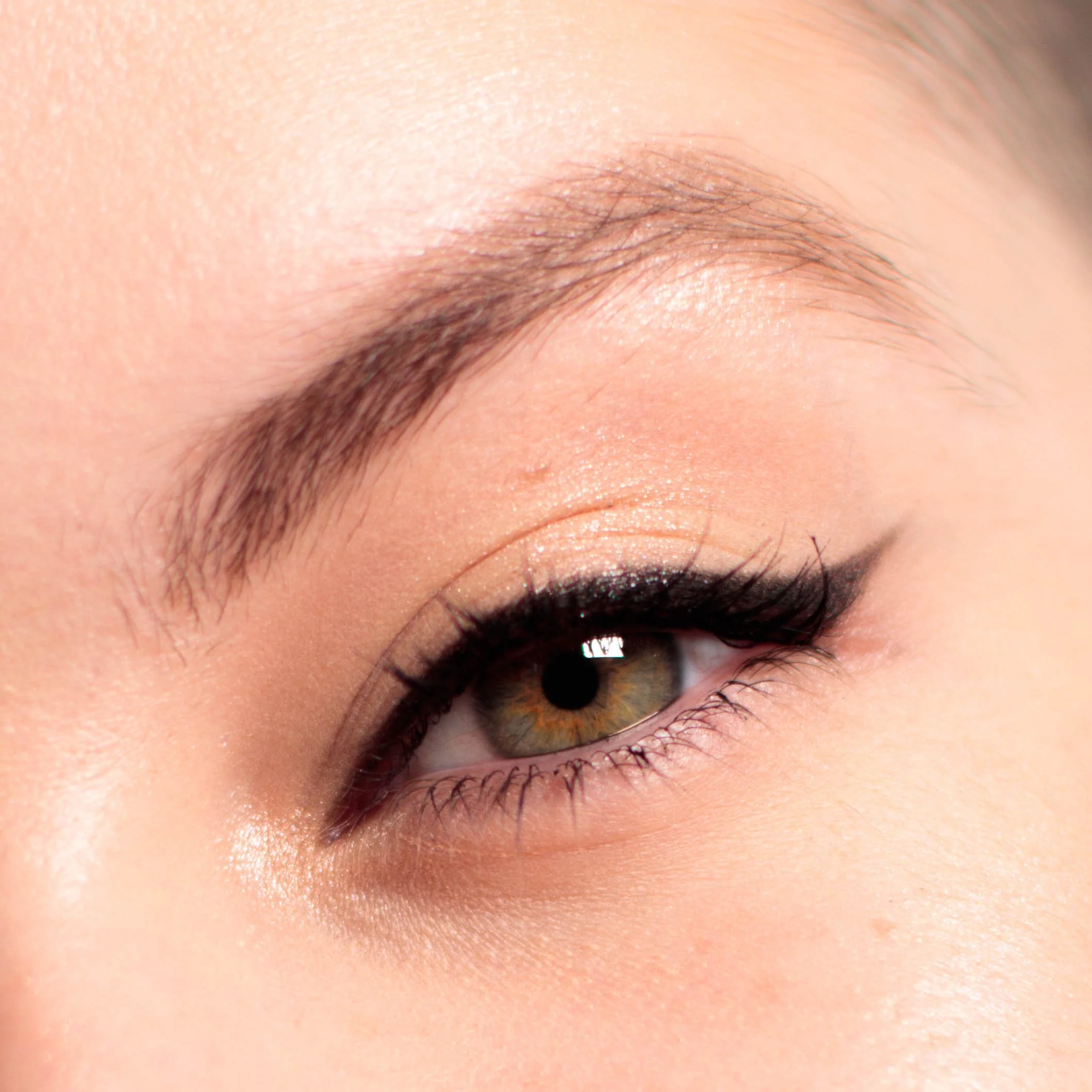 Comment tracer et réussir un trait d'eyeliner facilement ? Technique et ...