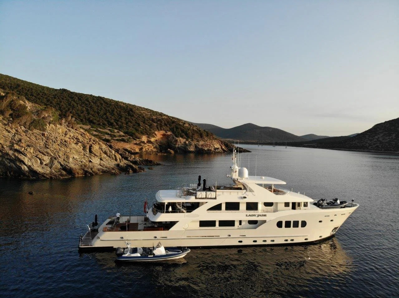 LUSBEN COMPLETA EL REFIT DE LADY JADE, EL ELEGANTE EXPLORER DE 41 ...