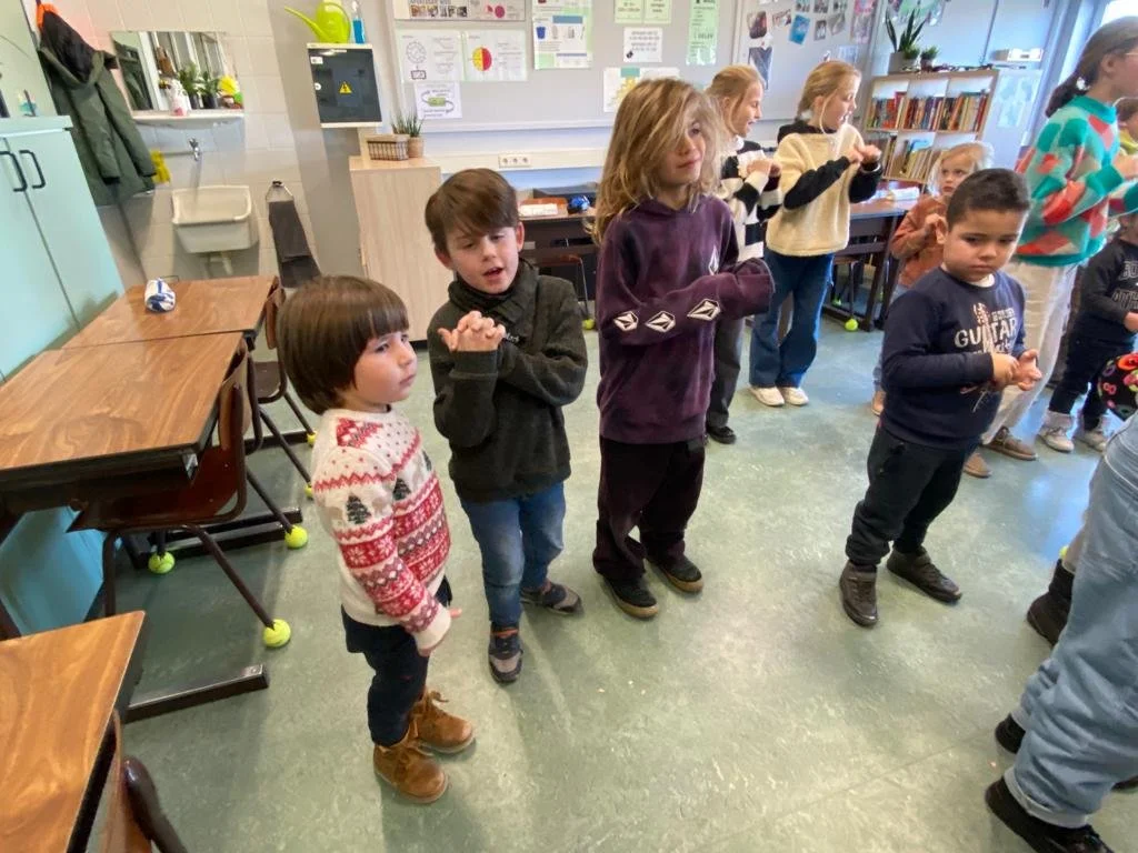 Nieuwe opdracht van Servaas! De kinderen van de egelklas en 4B dansten en zongen er vrolijk op ...