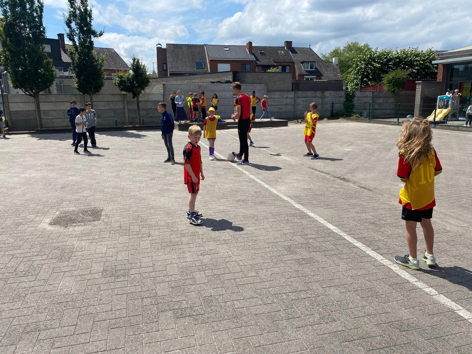 EK VOETBAL op onze school! De kinderen van het vierde gingen ervoor ...