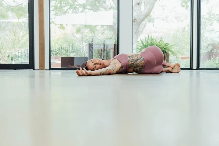 How to Do Corpse Pose (Savasana) - Yoga Tutorial — Alo Wellness Club ...