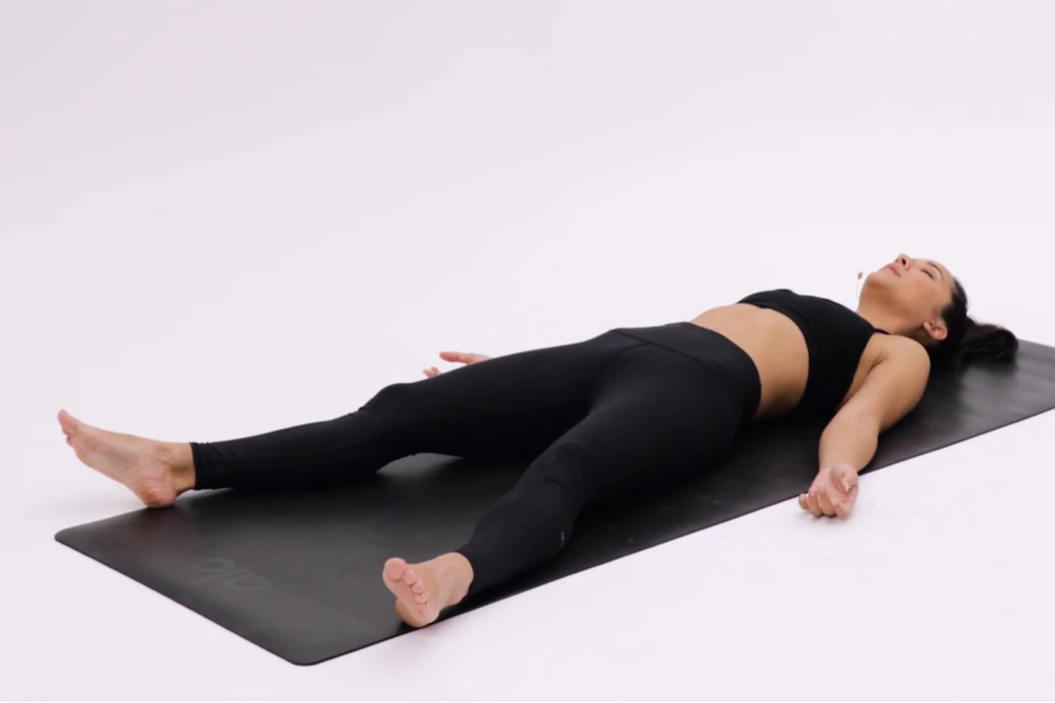 How to Do Corpse Pose (Savasana) - Yoga Tutorial — Alo Wellness Club ...