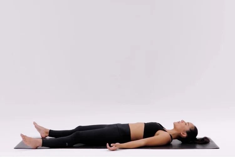How to Do Corpse Pose (Savasana) - Yoga Tutorial — Alo Wellness Club ...