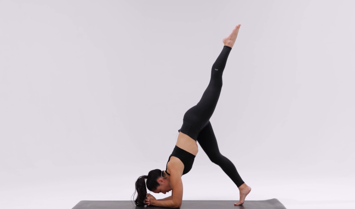 Pose Breakdown: Forearm Hollow Back Pose — Alo Wellness Club | The Blog
