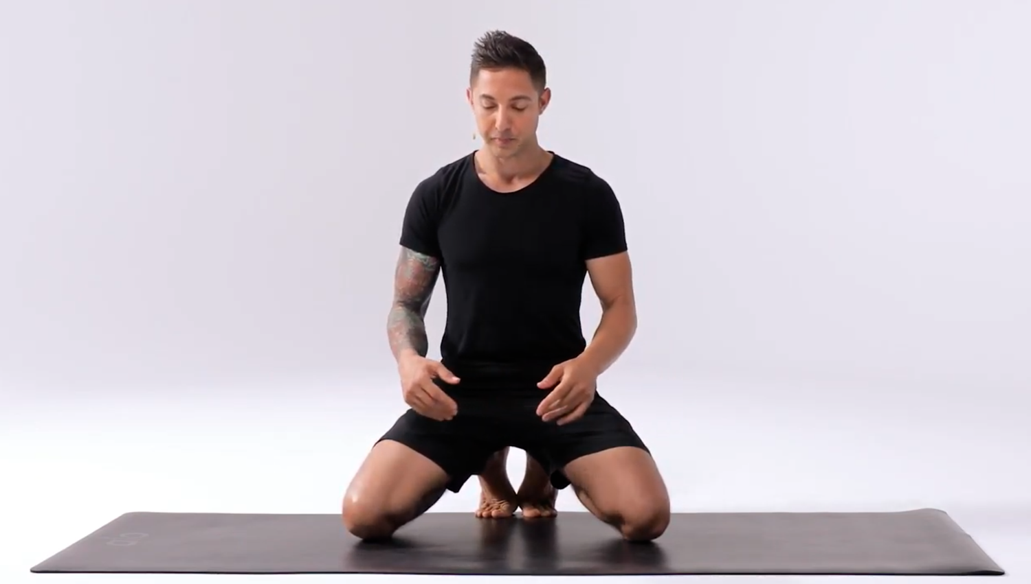How to Do Peacock Pose (Mayurasana) - Yoga Tutorial — Alo Wellness Club ...