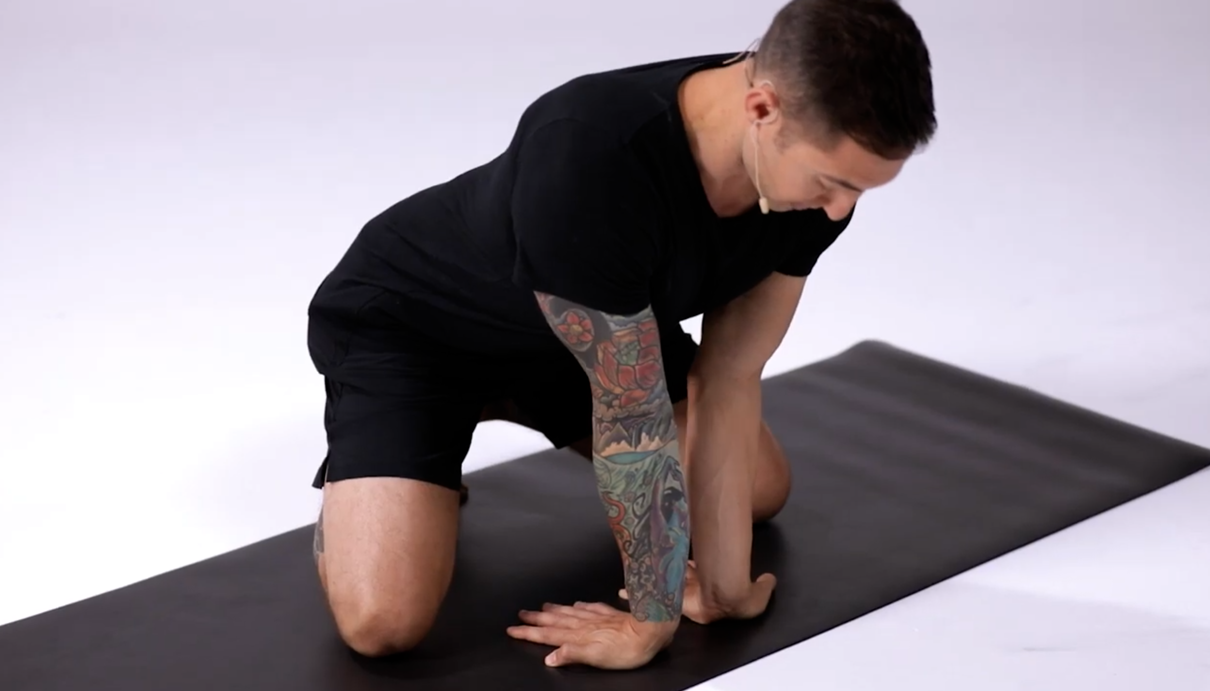 How to Do Peacock Pose (Mayurasana) - Yoga Tutorial — Alo Wellness Club ...