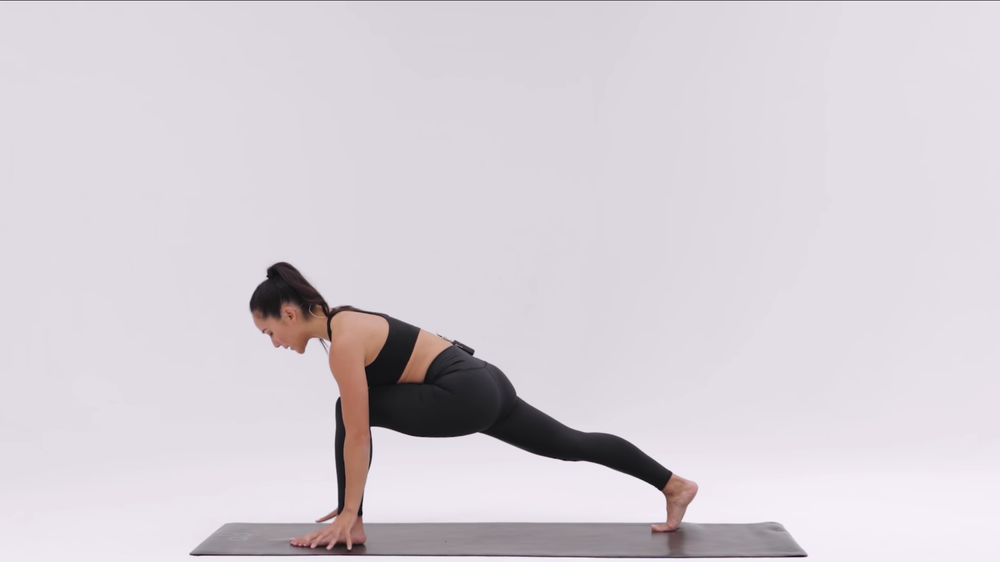 How to Do Crescent Lunge - Yoga Tutorial — Alo Wellness Club | The Blog