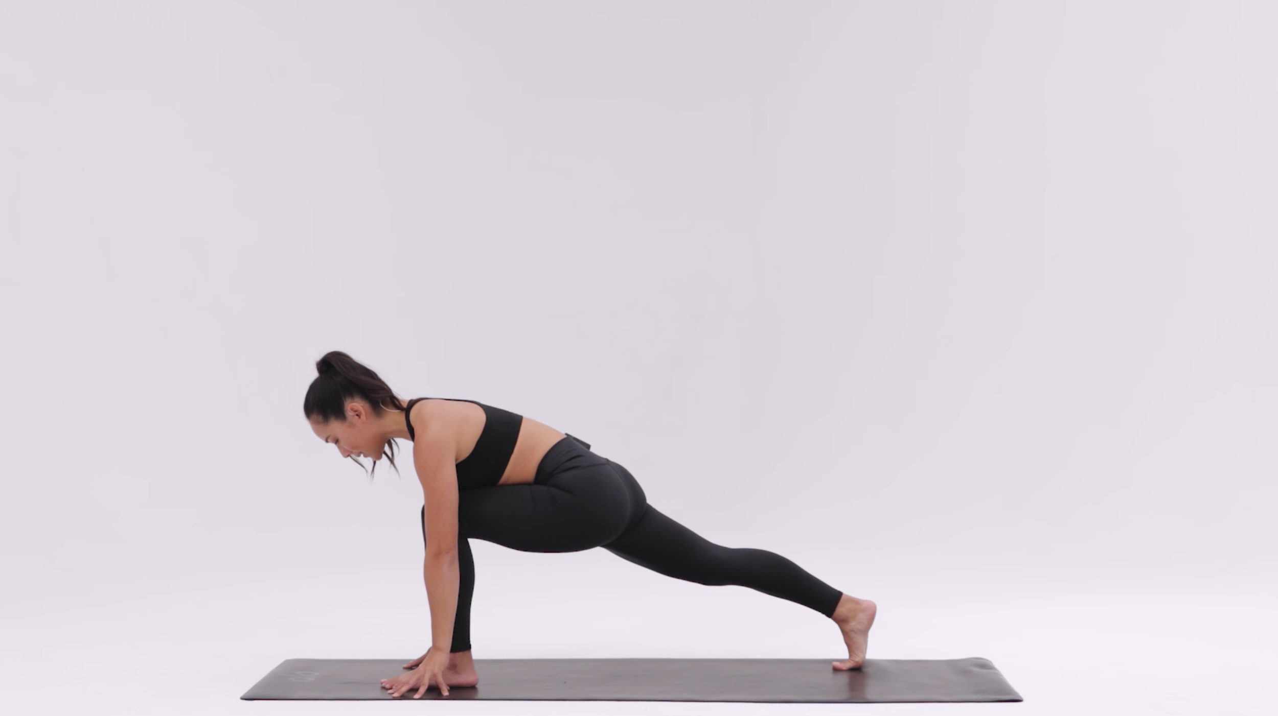 How to Do Crescent Lunge - Yoga Tutorial — Alo Wellness Club | The Blog