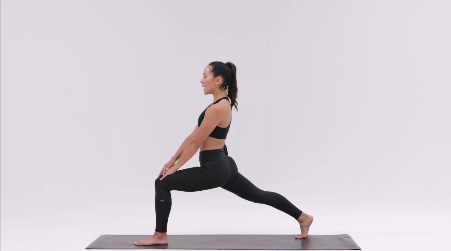 How to Do Crescent Lunge - Yoga Tutorial — Alo Wellness Club | The Blog