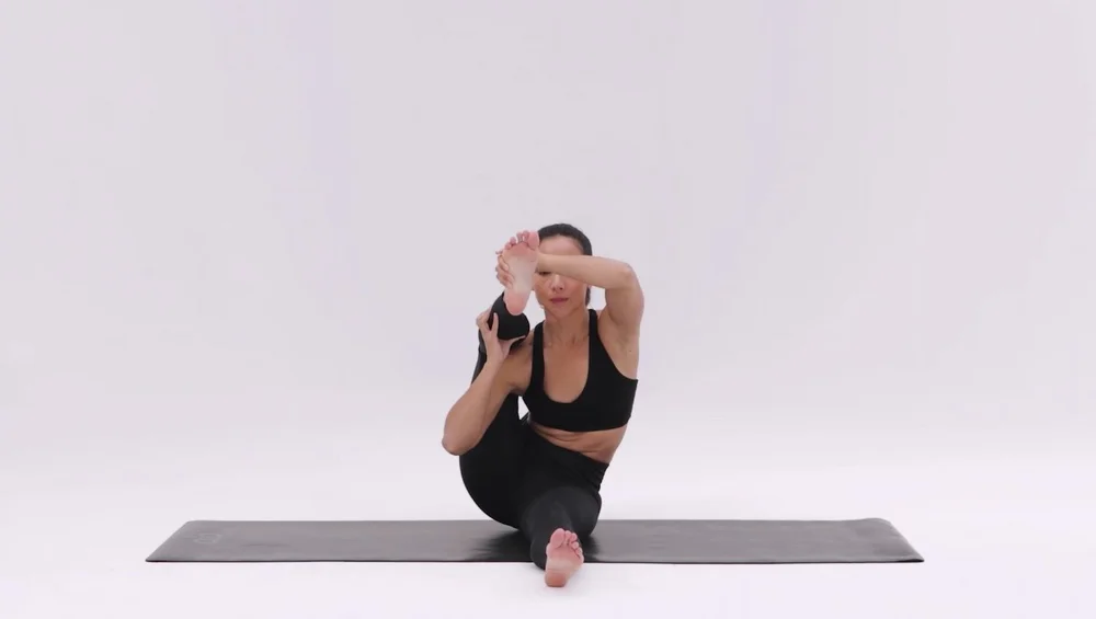 How to Do Eight Angle Yoga Pose: Stretches and Tips — Alo Wellness Club ...