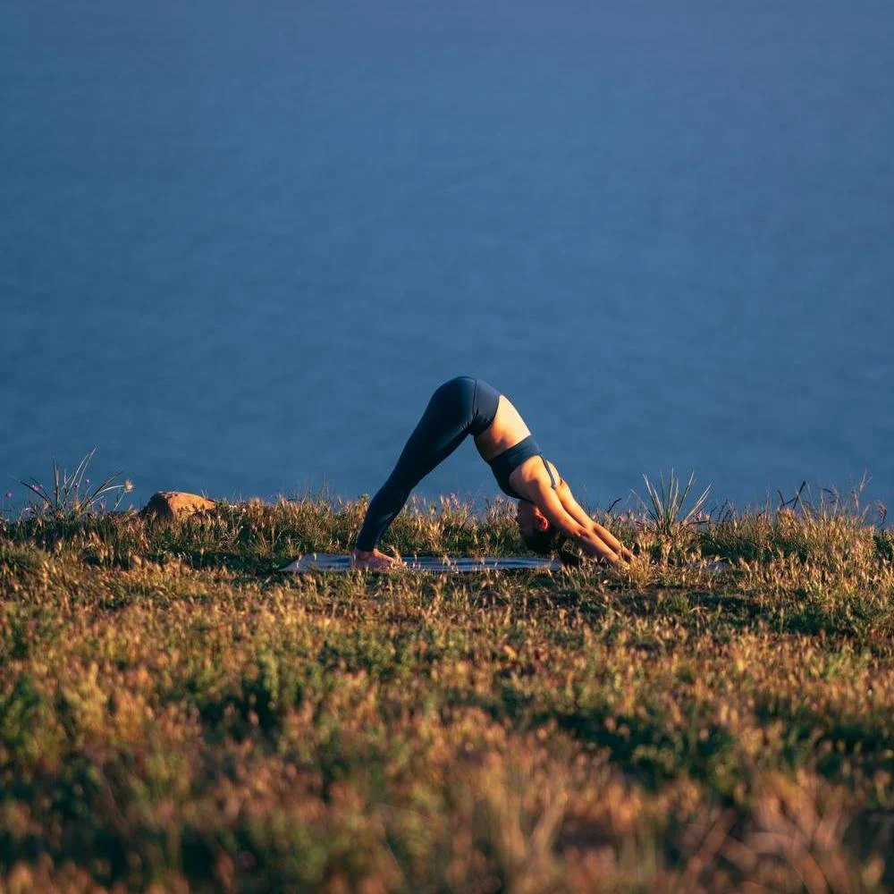 How to Do Side Crow Yoga Pose: Stretches and Tips — Alo Wellness Club ...