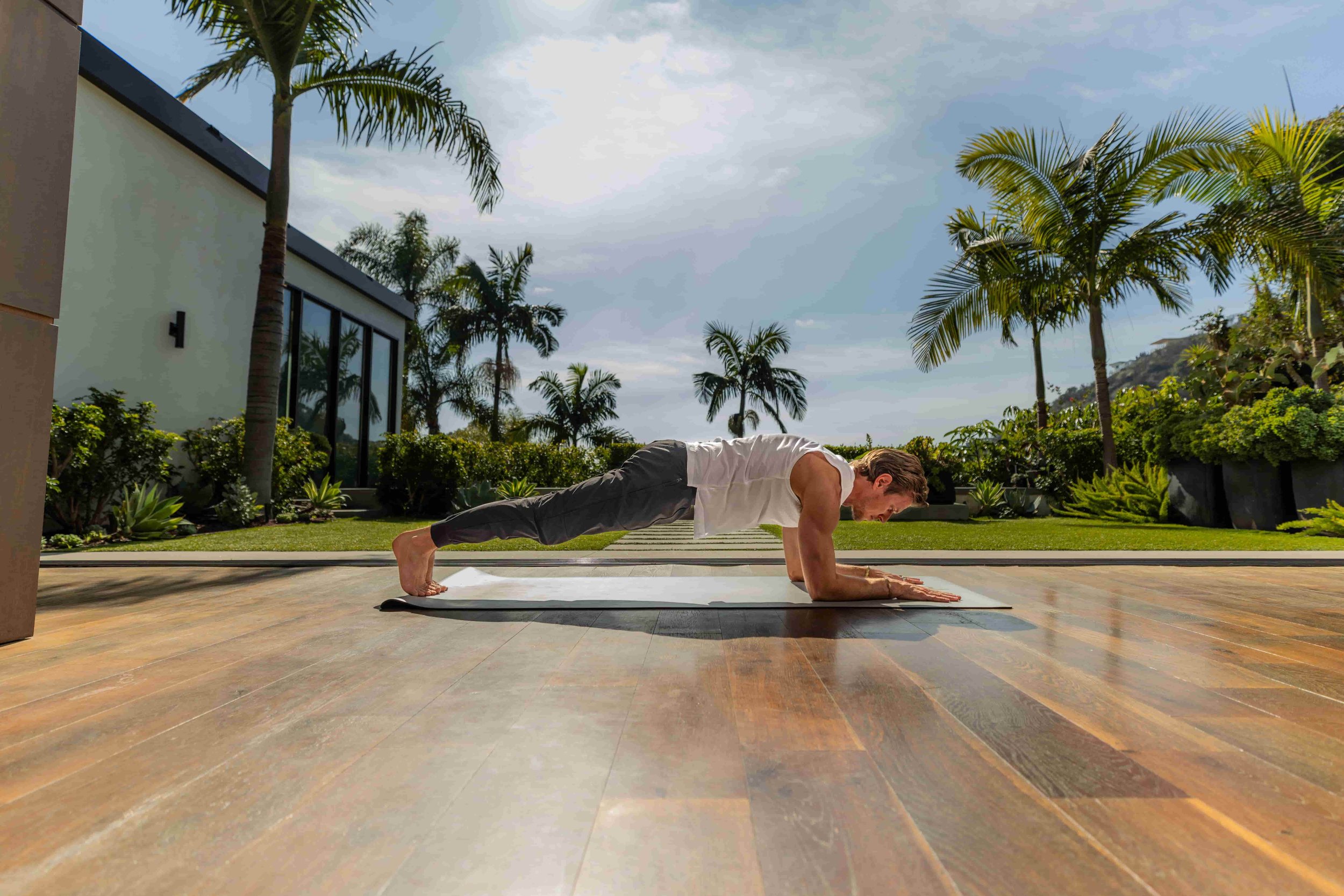 8 Deep Core Exercises to Improve Your Strength — Alo Wellness Club ...