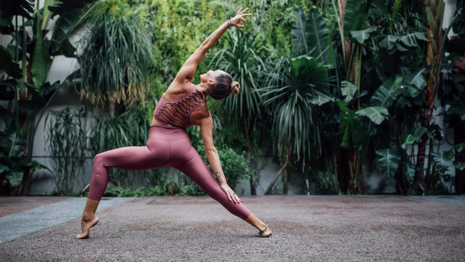 How to Do Reverse Warrior Pose in Yoga — Alo Wellness Club | The Blog