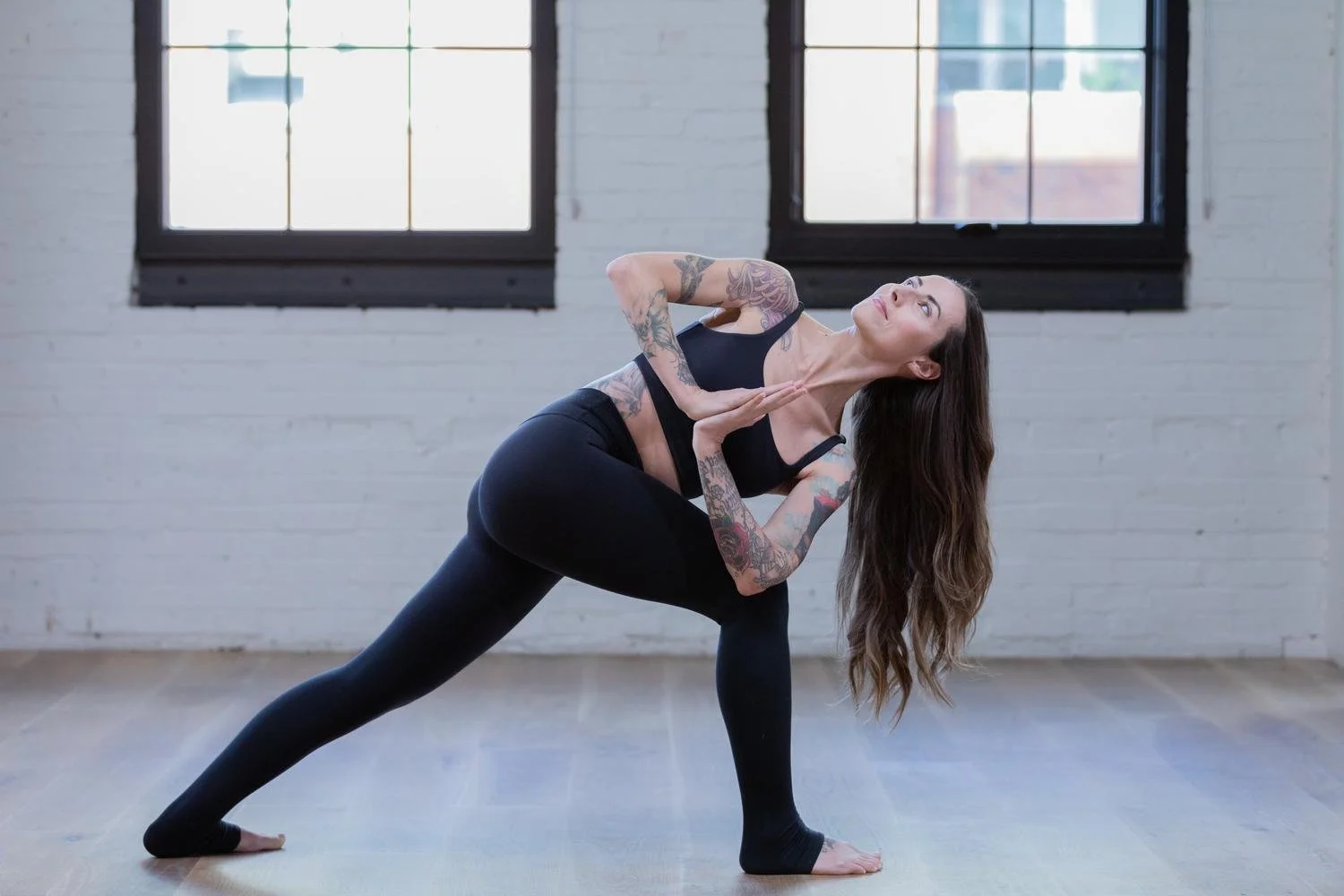 How to Do Extended Side Angle Pose in Yoga — Alo Wellness Club | The Blog