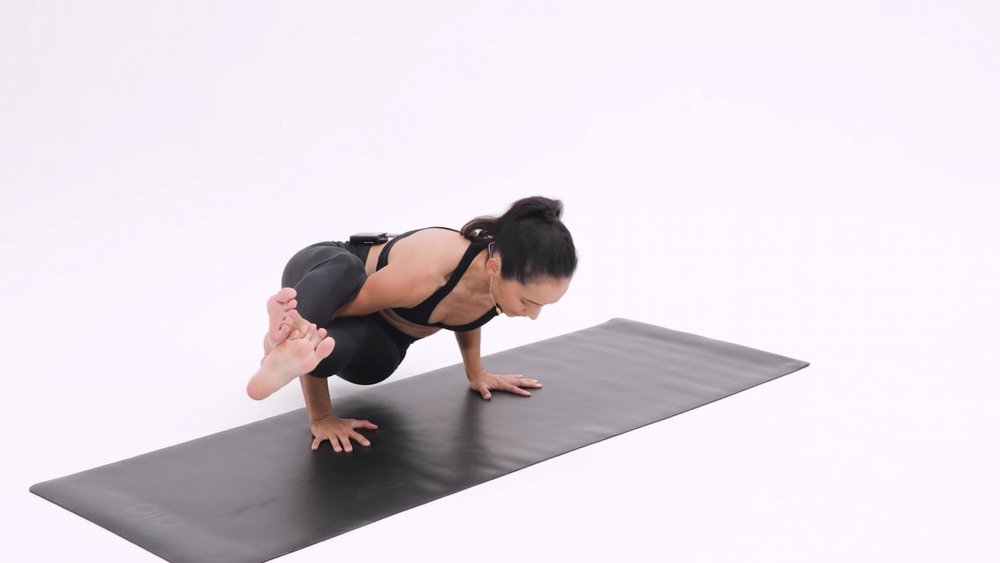 How to Do Eight Angle Yoga Pose: Stretches and Tips — Alo Wellness Club ...