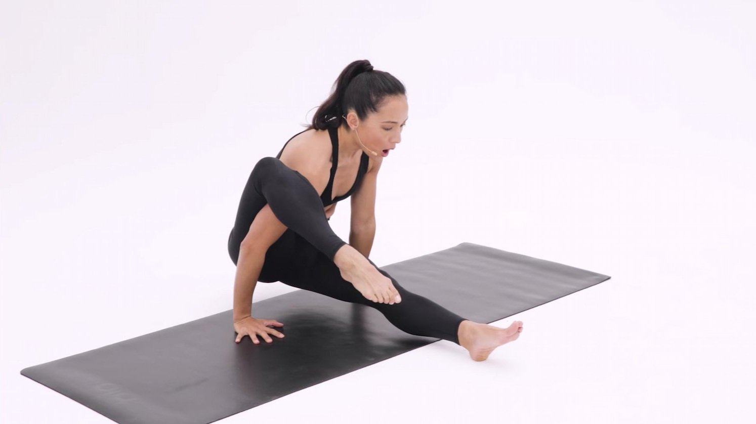 How to Do Eight Angle Yoga Pose: Stretches and Tips — Alo Wellness Club ...