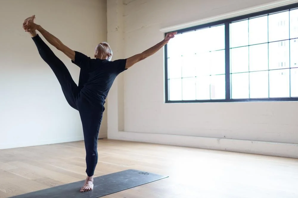 How to Do Eight Angle Yoga Pose: Stretches and Tips — Alo Wellness Club ...