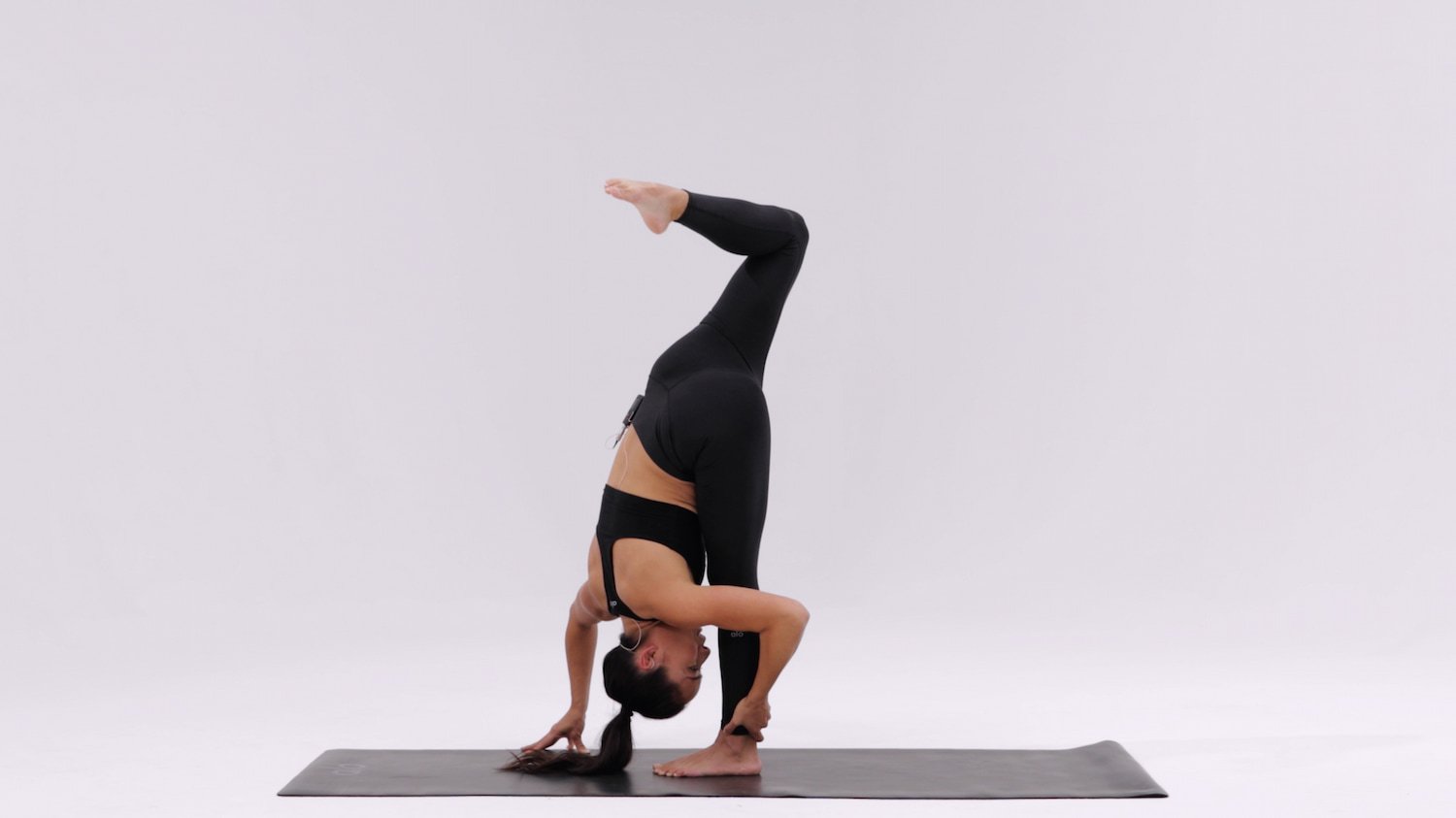 How to Do Standing Splits Pose in Yoga — Alo Wellness Club | The Blog