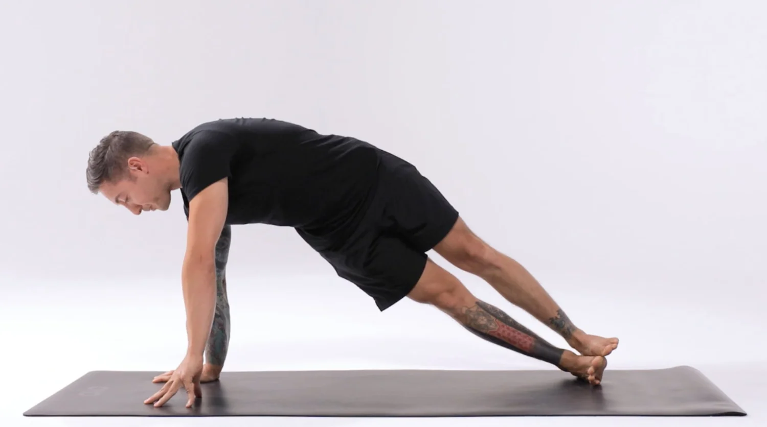 How to Do Side Plank Pose - Yoga Tutorial — Alo Wellness Club | The Blog