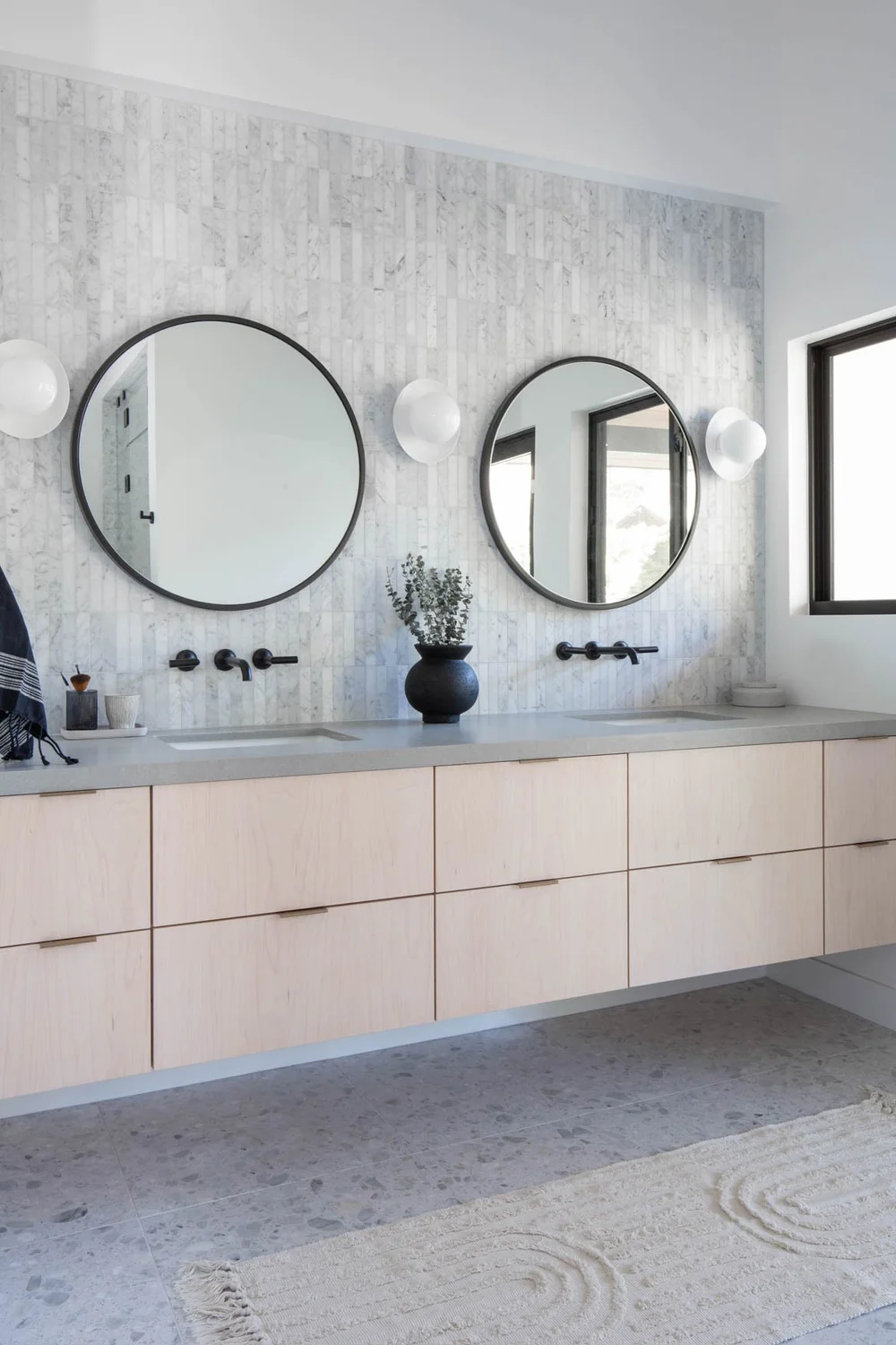 Coastal Modern Design with Natural Materials and White Oak Cabinetry ...