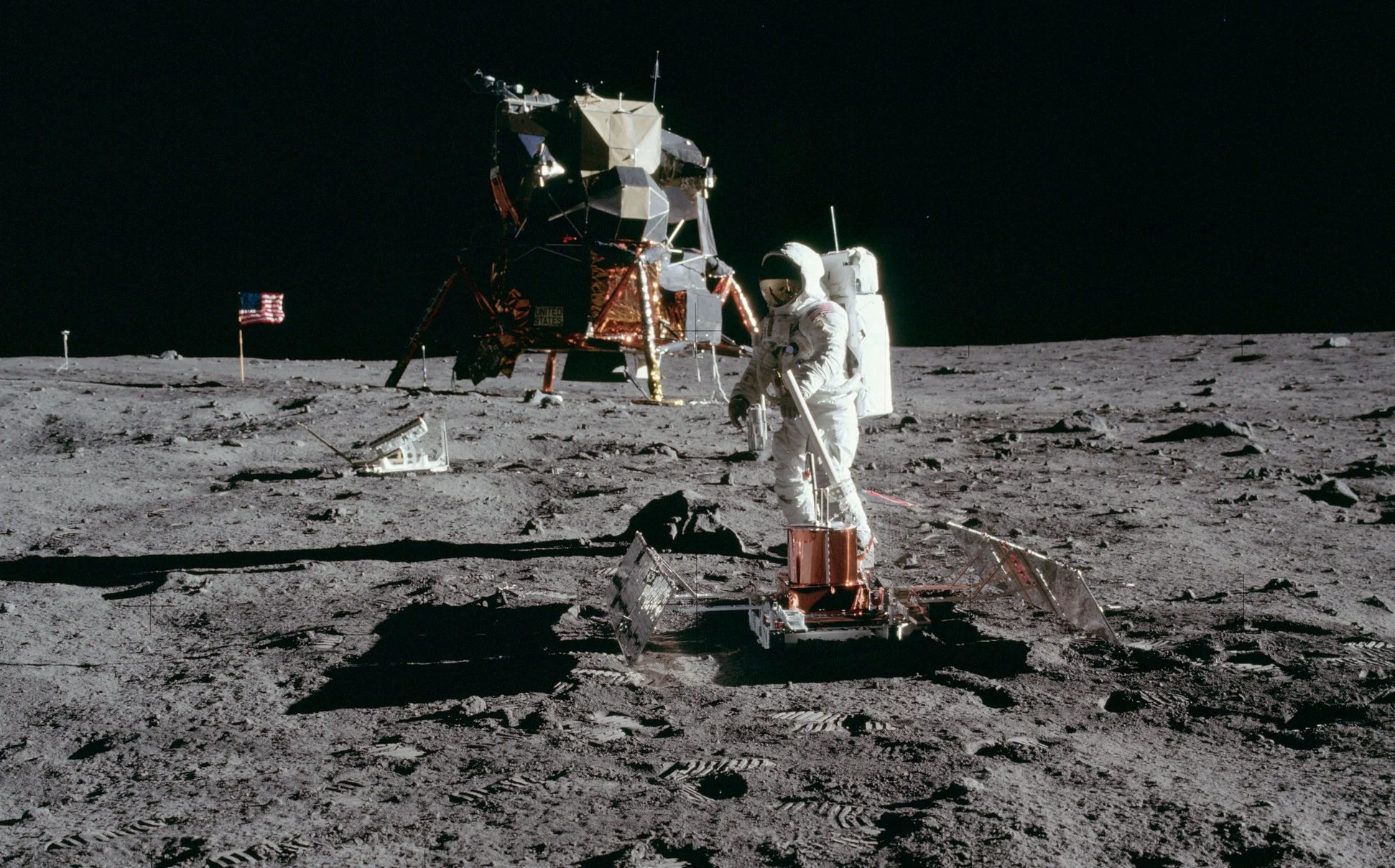 Lunar seismometer — Museum of the Earth