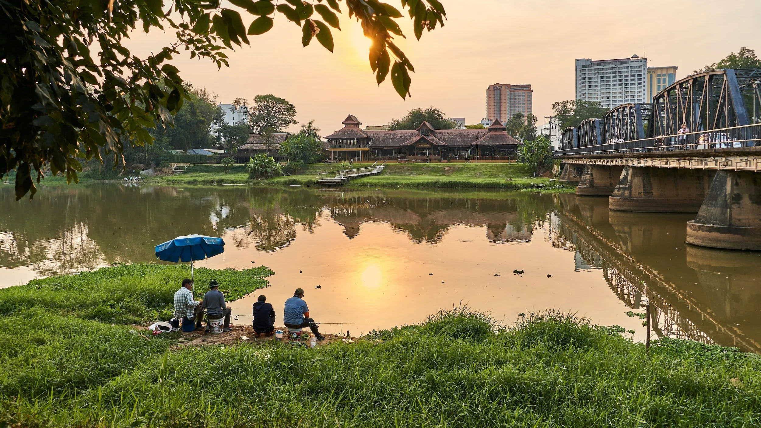 The Thai 'Wai' | Thai Greeting | Understanding Thai People — Teach ...