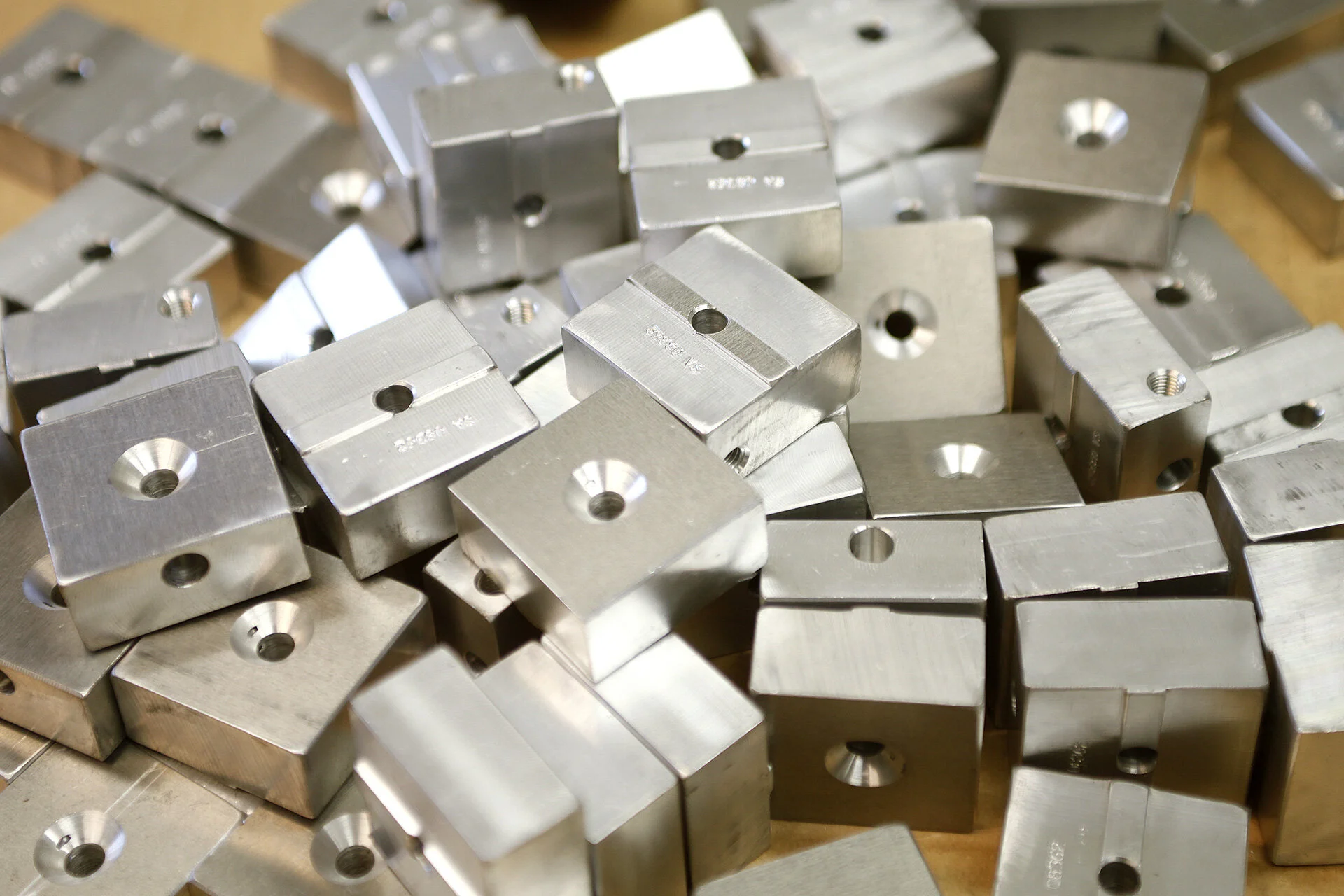 Aluminium eloxieren — Sandersfeld Oberflächen